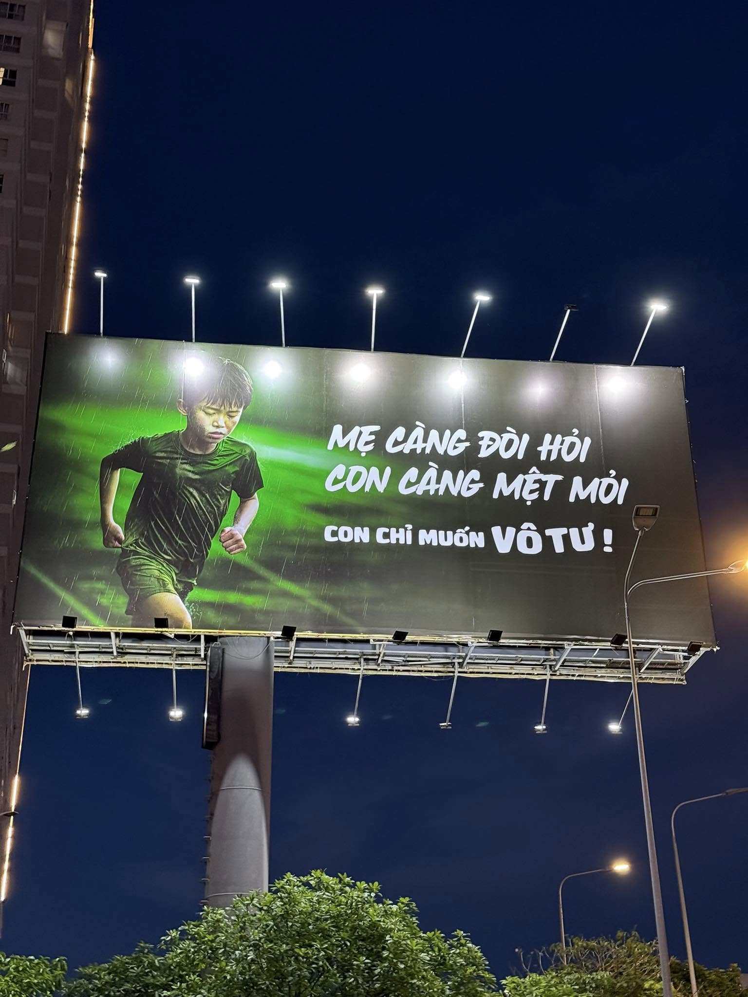 OOH "Con chỉ muốn vô tư" gây tranh cãi bởi thông điệp phiến diện